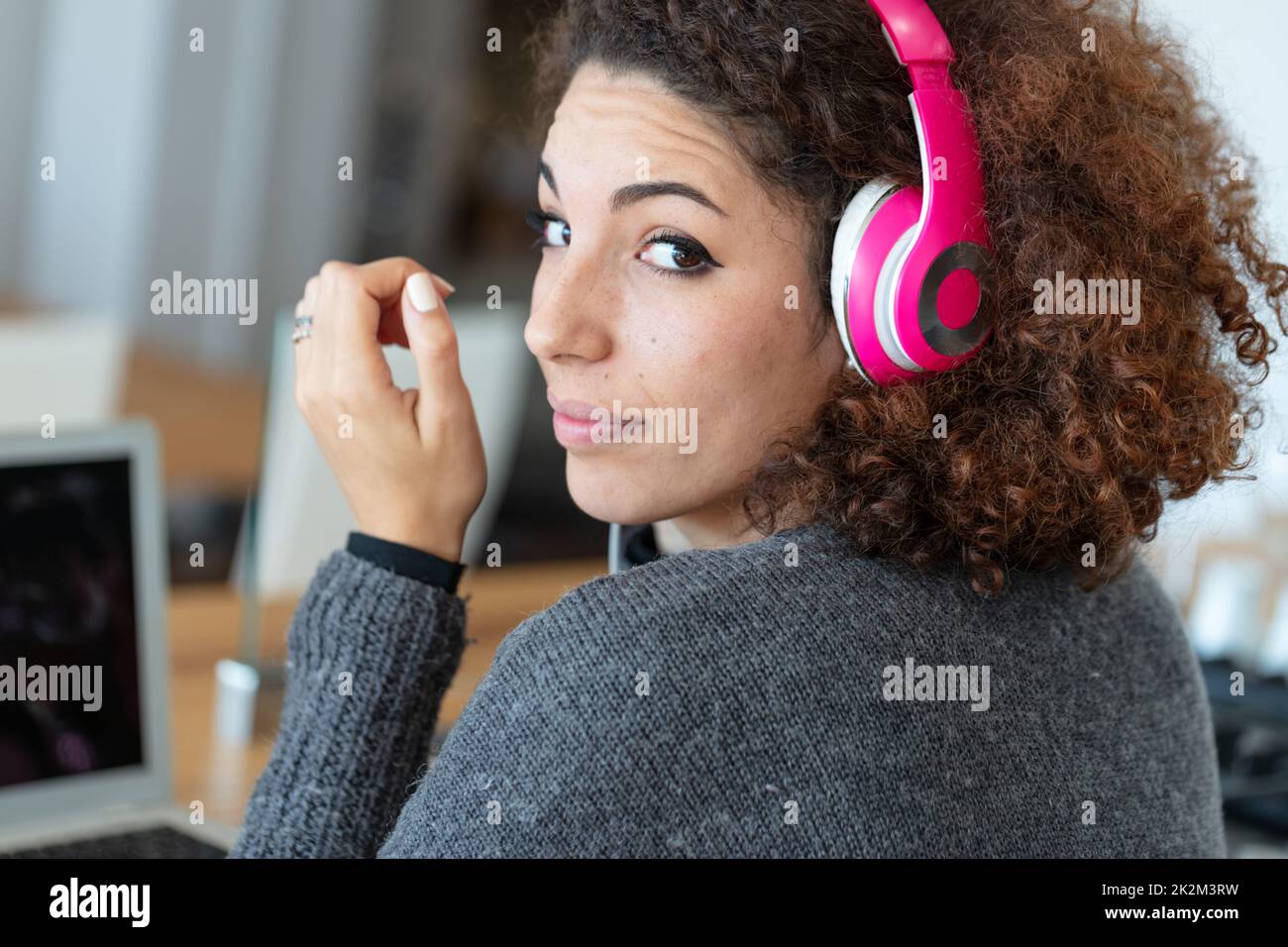 Glancing over shoulder hi-res stock photography and images - Alamy