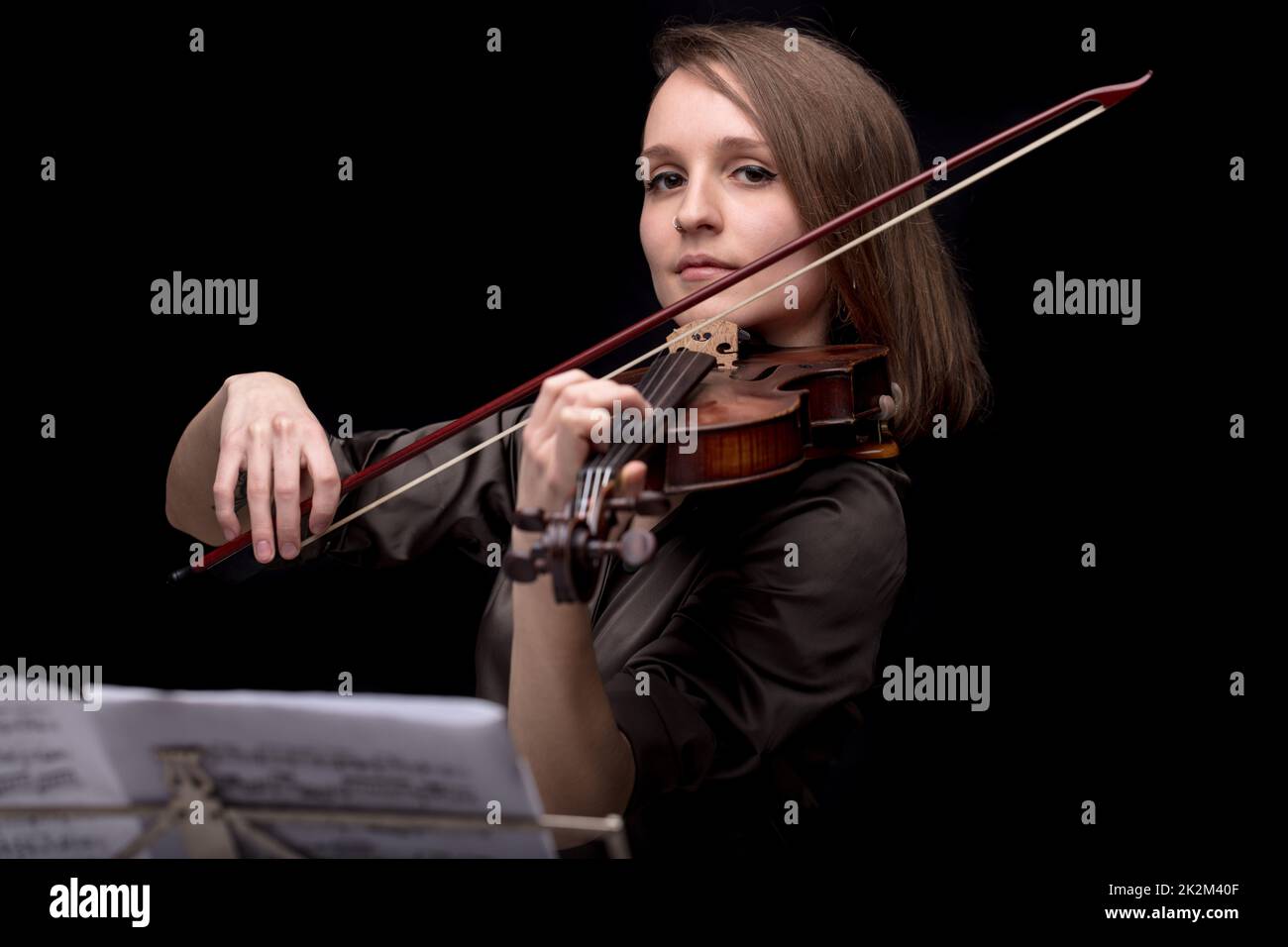Classical violin player hi-res stock photography and images - Alamy