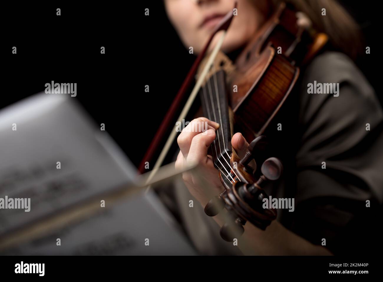 Woman violinist playing a classical baroque violin Stock Photo - Alamy