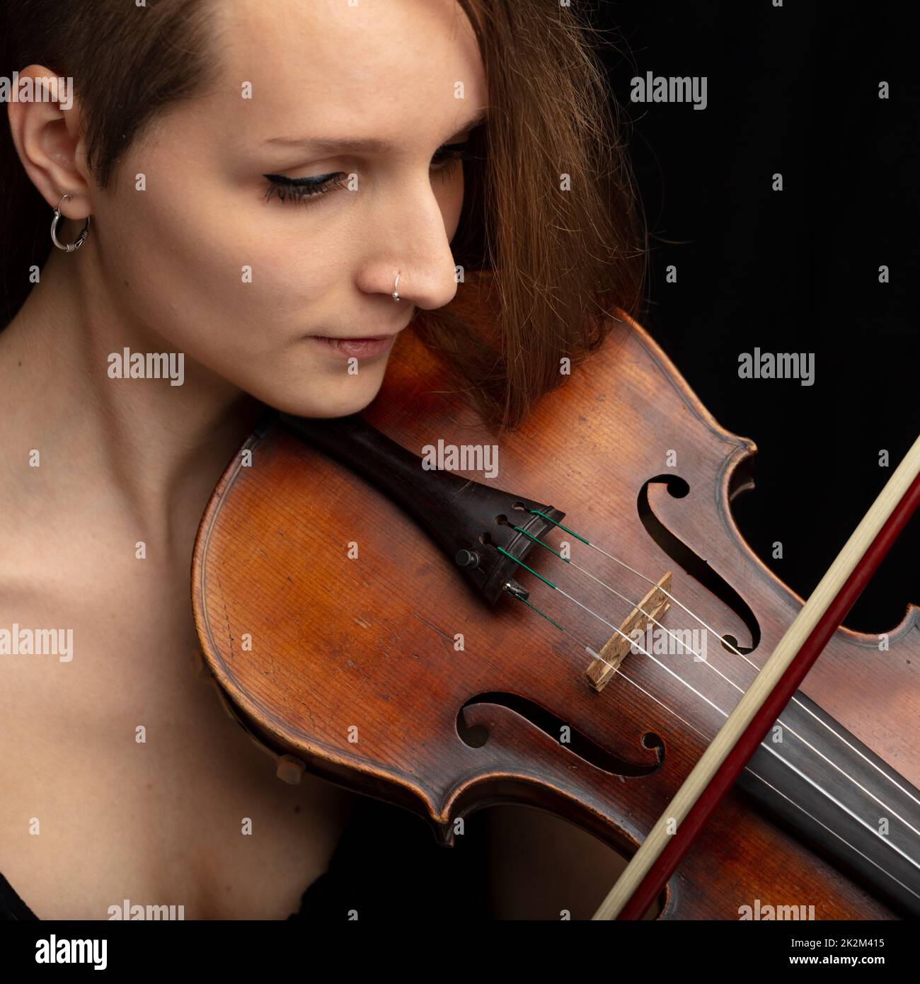 Woman playing a classical violin during a recital Stock Photo - Alamy