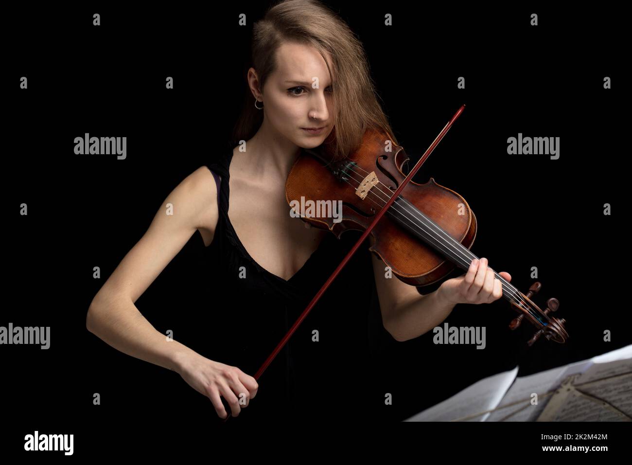 Dedicated woman playing an antique baroque violin Stock Photo - Alamy