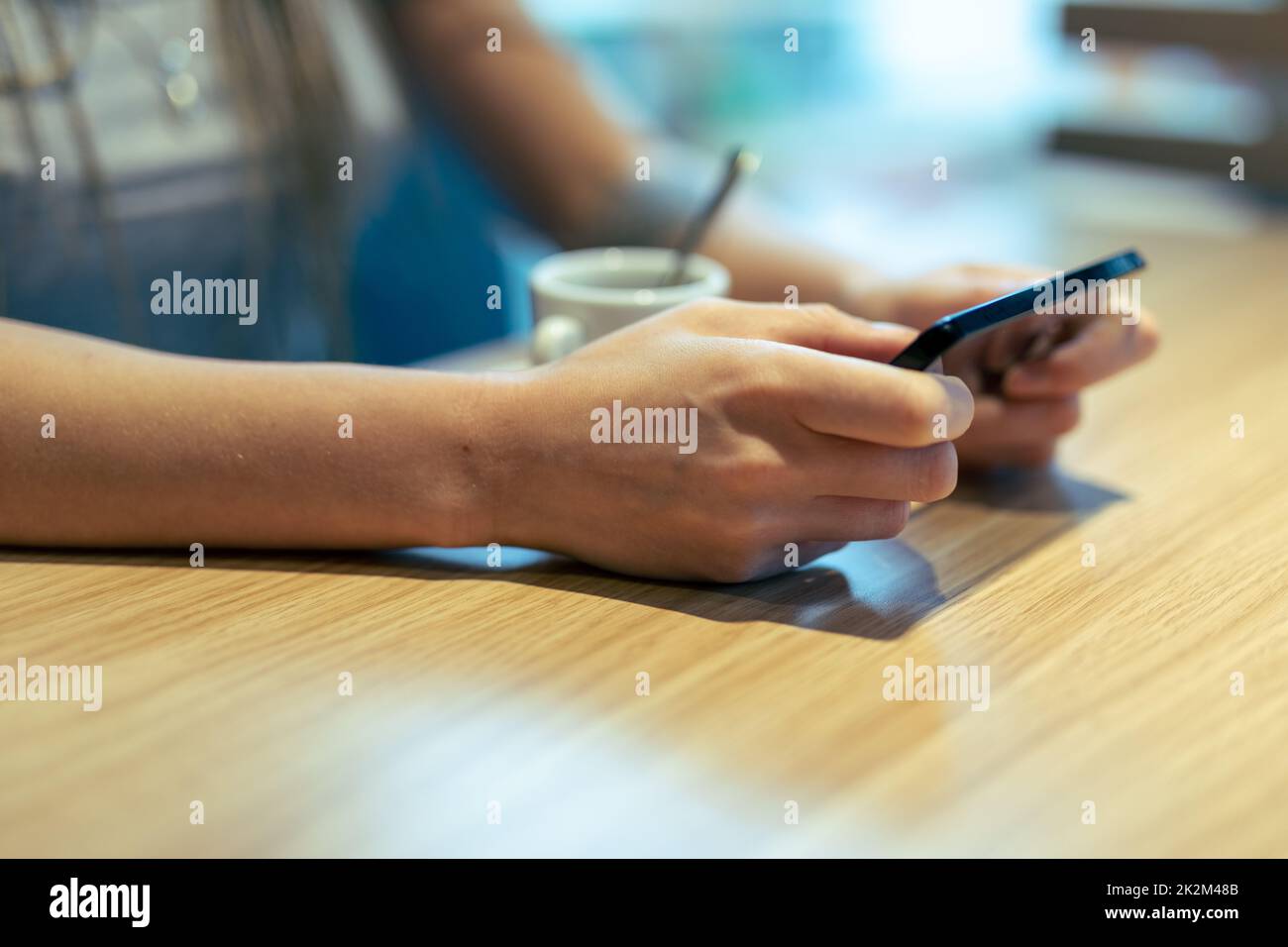 Female hands texting on smartphone hi-res stock photography and images ...
