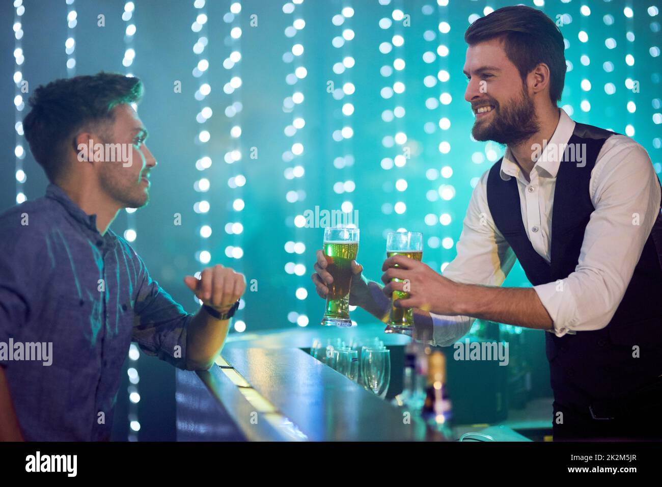 Bartender serving drinks hi-res stock photography and images - Alamy