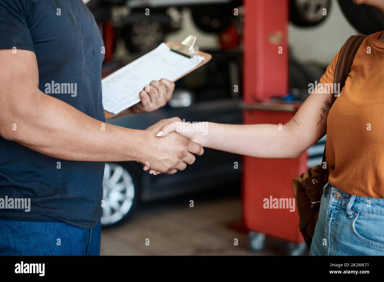 Young auto repair worker hi-res stock photography and images - Alamy