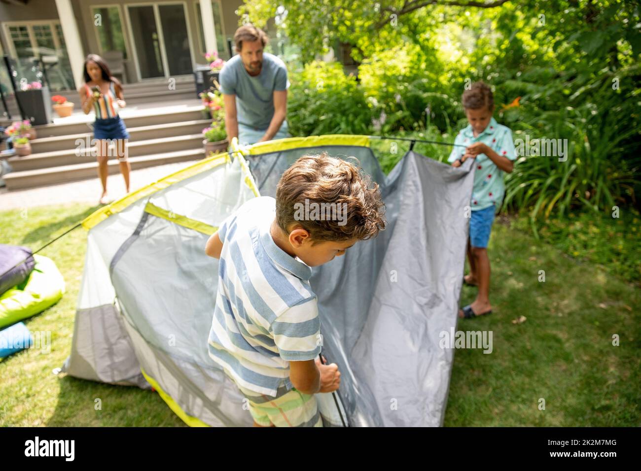 Family setting up camp hi-res stock photography and images - Alamy