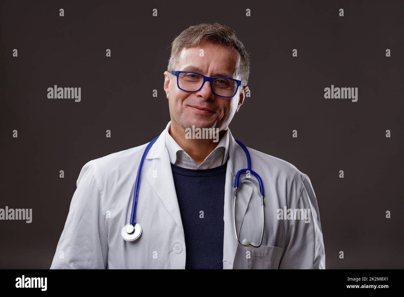 Doctor in lab coat stethoscope hi-res stock photography and images - Alamy
