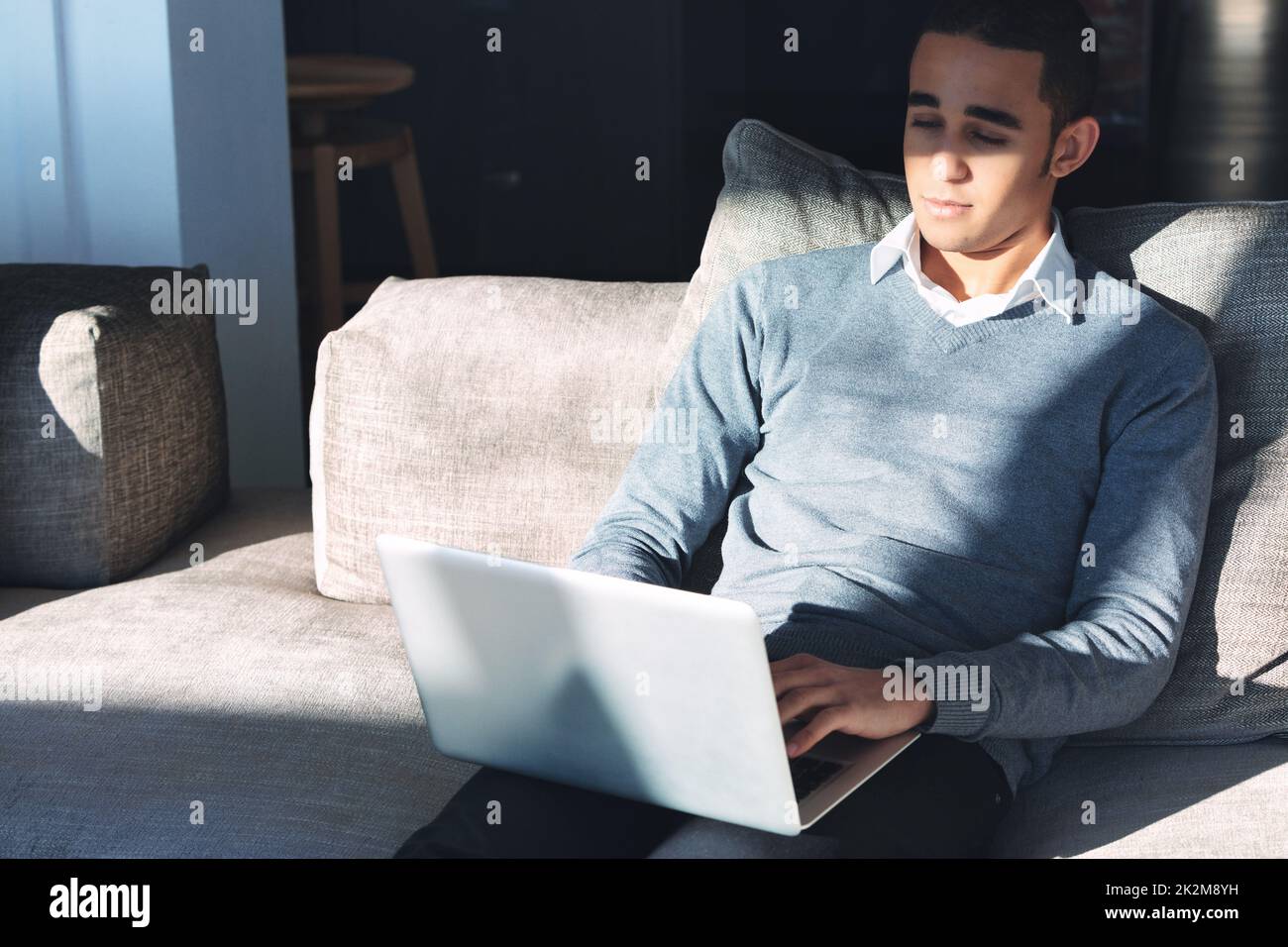 Sofa expert hi-res stock photography and images - Alamy