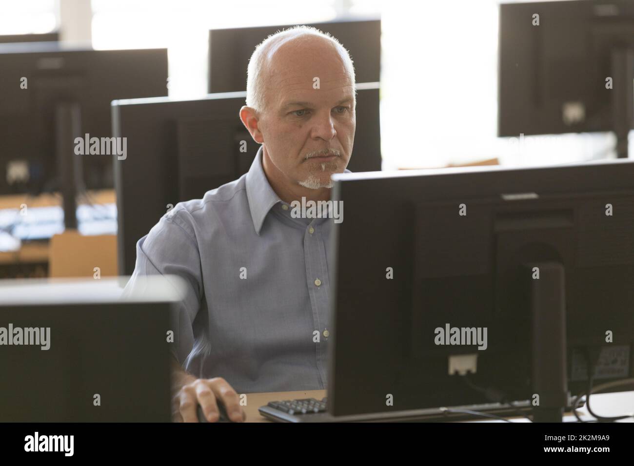 Computer workstations in office hi-res stock photography and images - Alamy