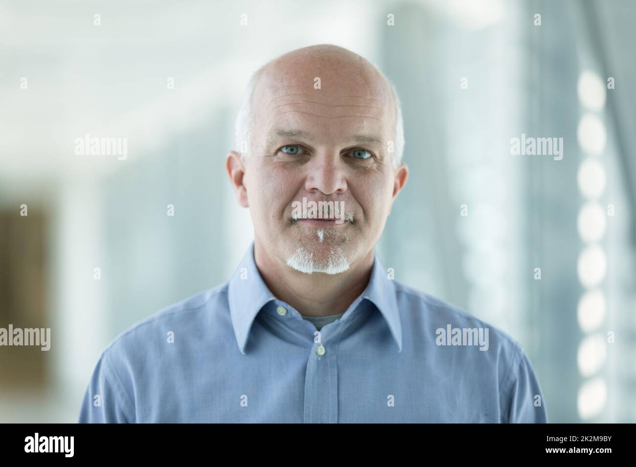 Look intently hi-res stock photography and images - Alamy