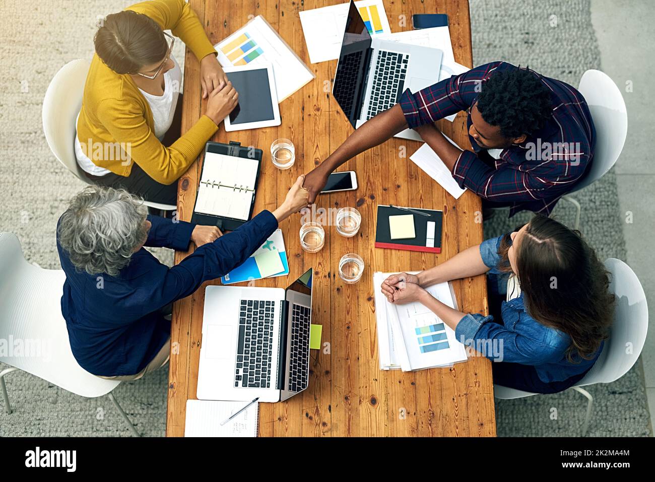 Holding hands across table hi-res stock photography and images - Alamy