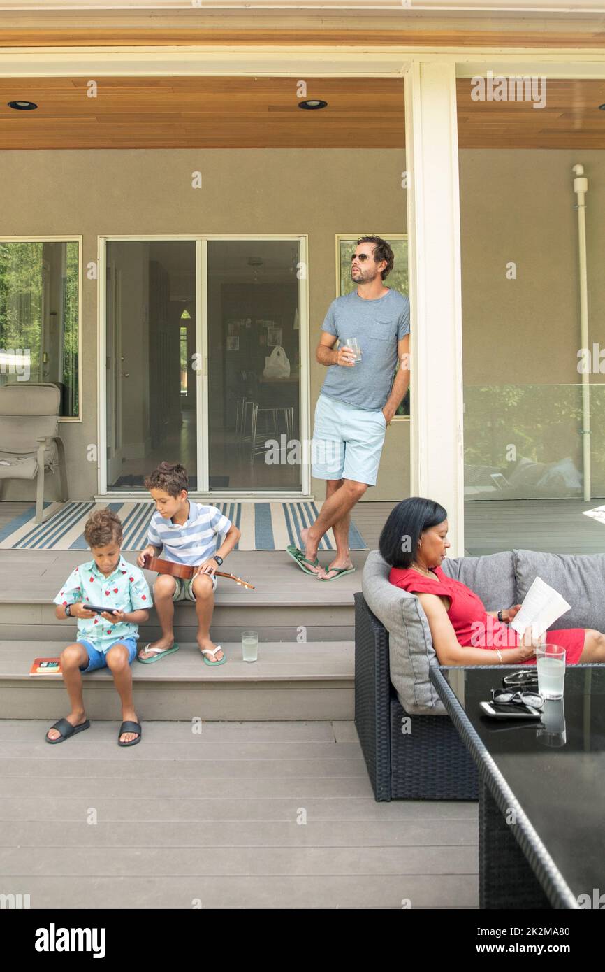 Family terrace hi-res stock photography and images - Alamy