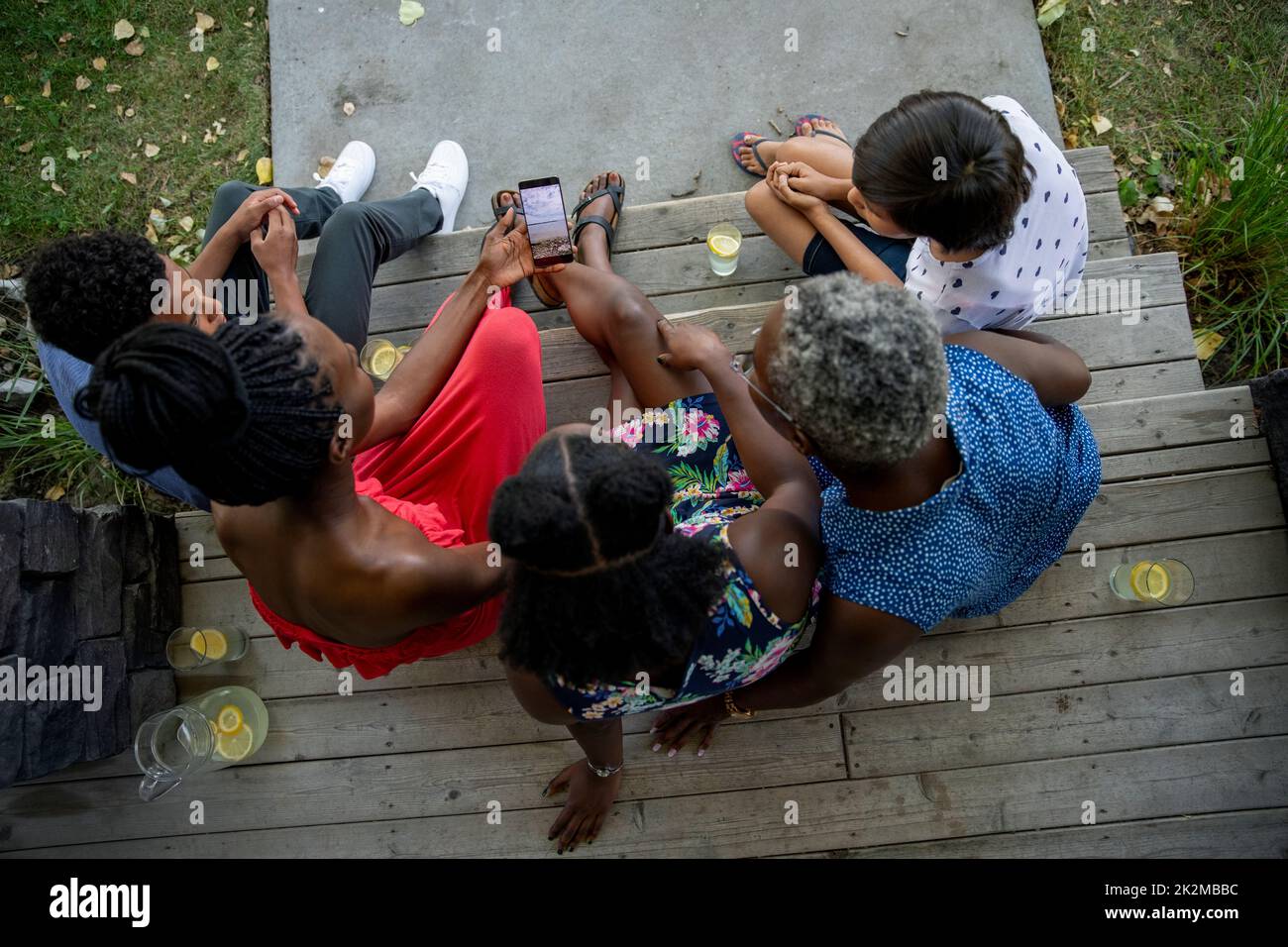 Family on front porch candid hi-res stock photography and images - Alamy