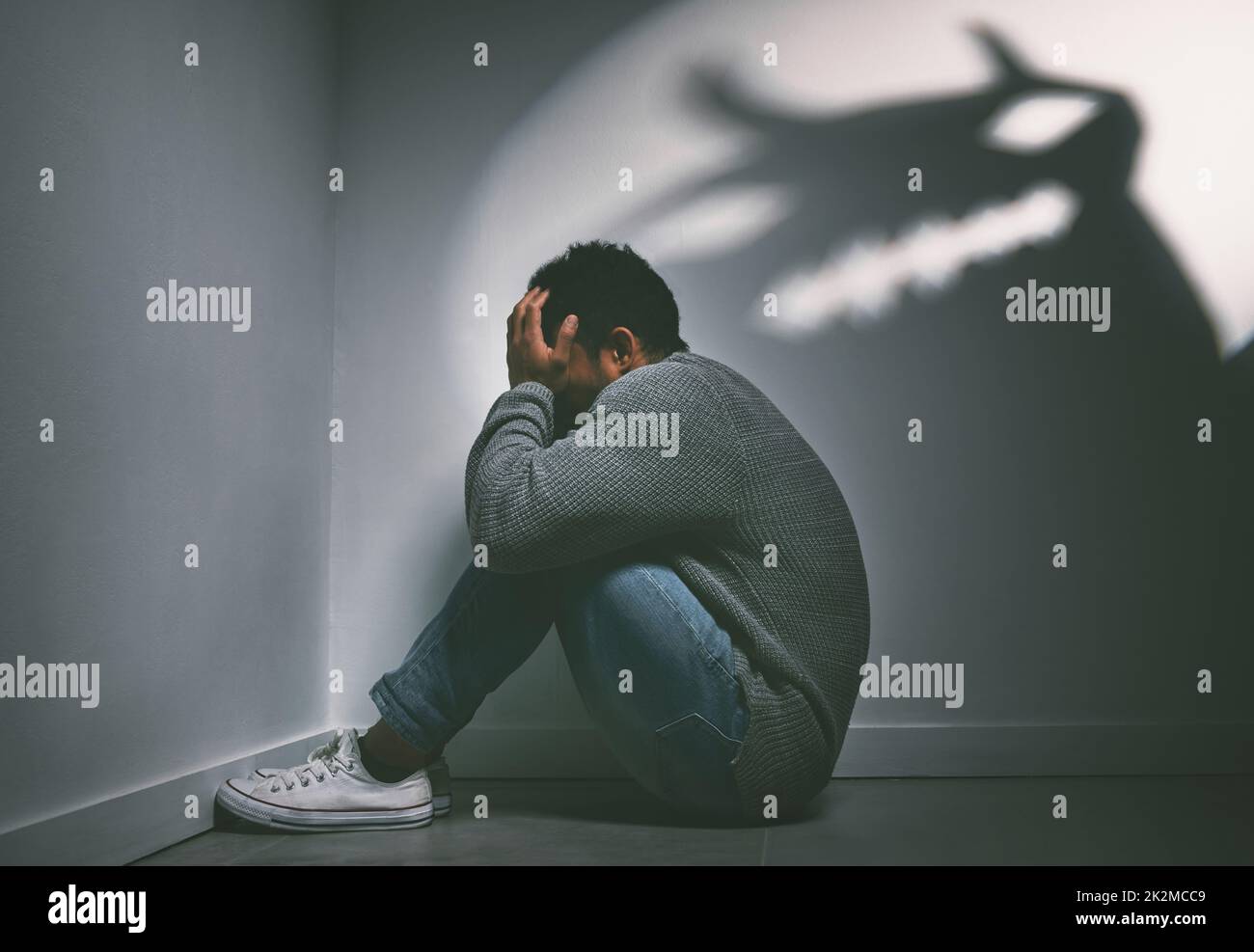 Man in the corner scary hi-res stock photography and images - Alamy