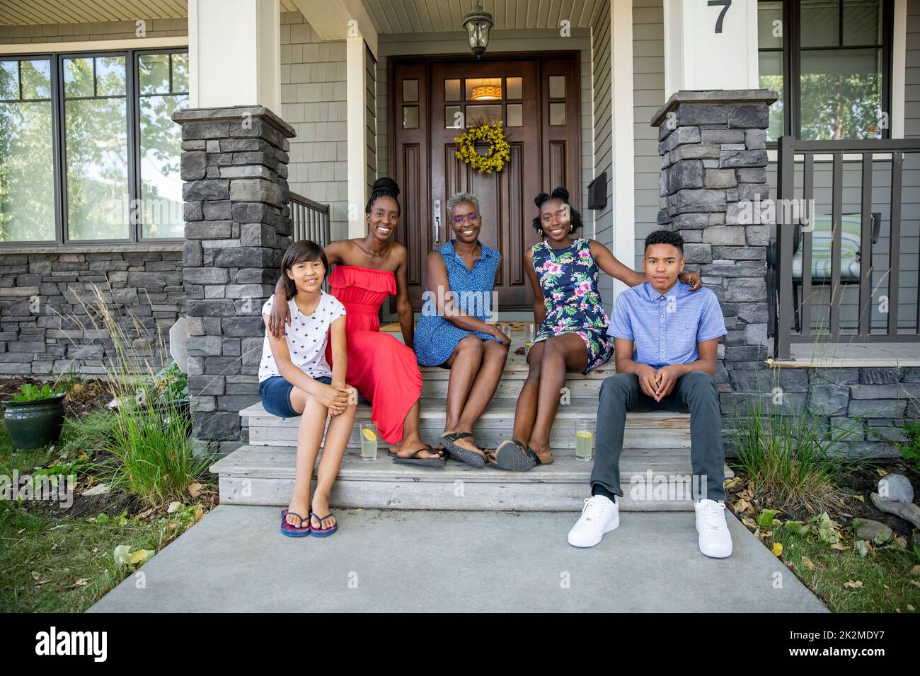 Family on front porch candid hi-res stock photography and images - Alamy