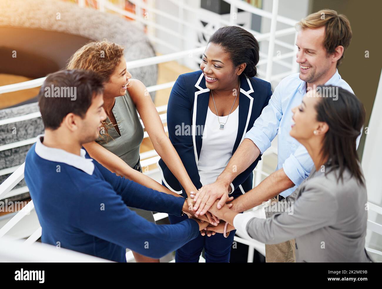 Office group huddle hi-res stock photography and images - Alamy
