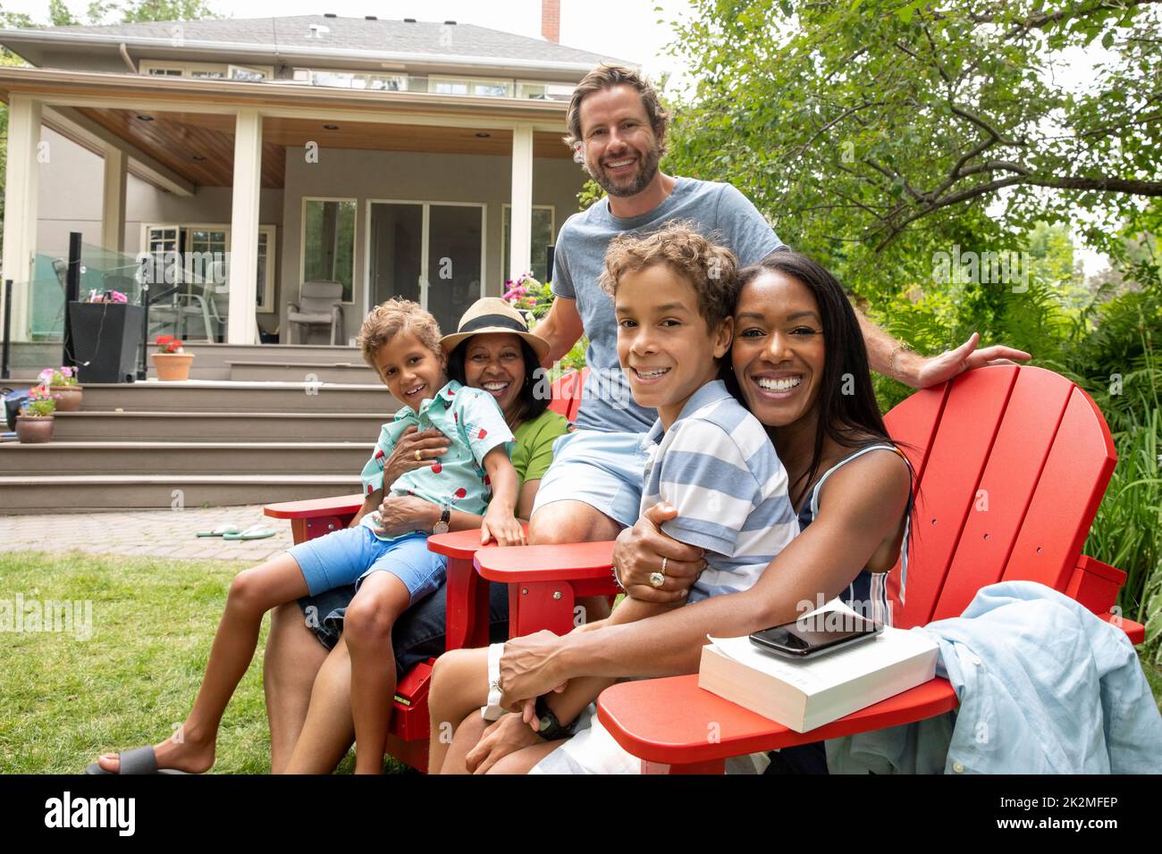 Family on garden hi-res stock photography and images - Alamy