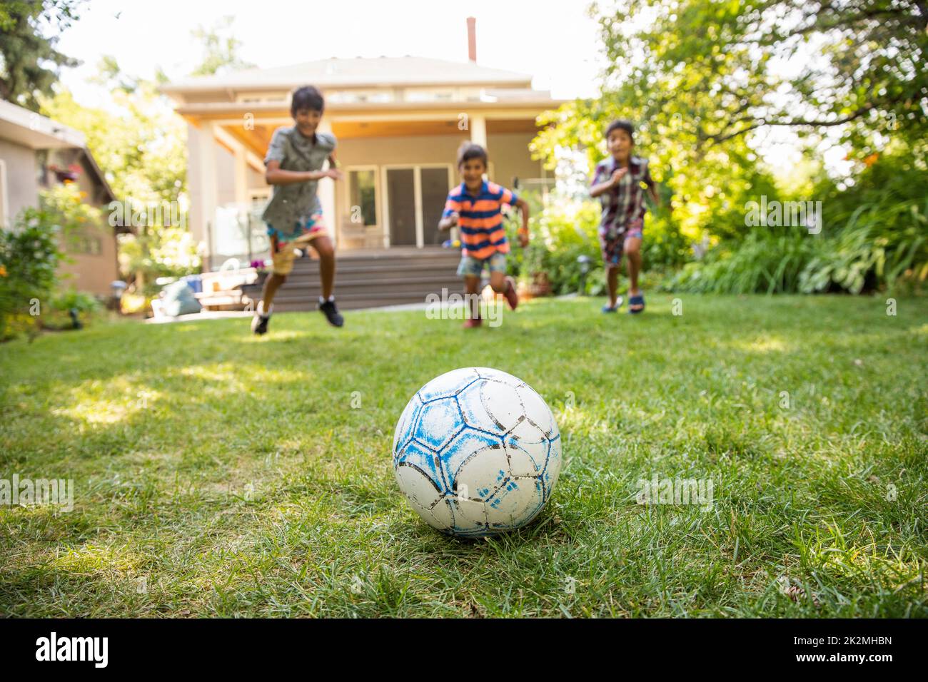 Boys playing soccer hi-res stock photography and images - Alamy
