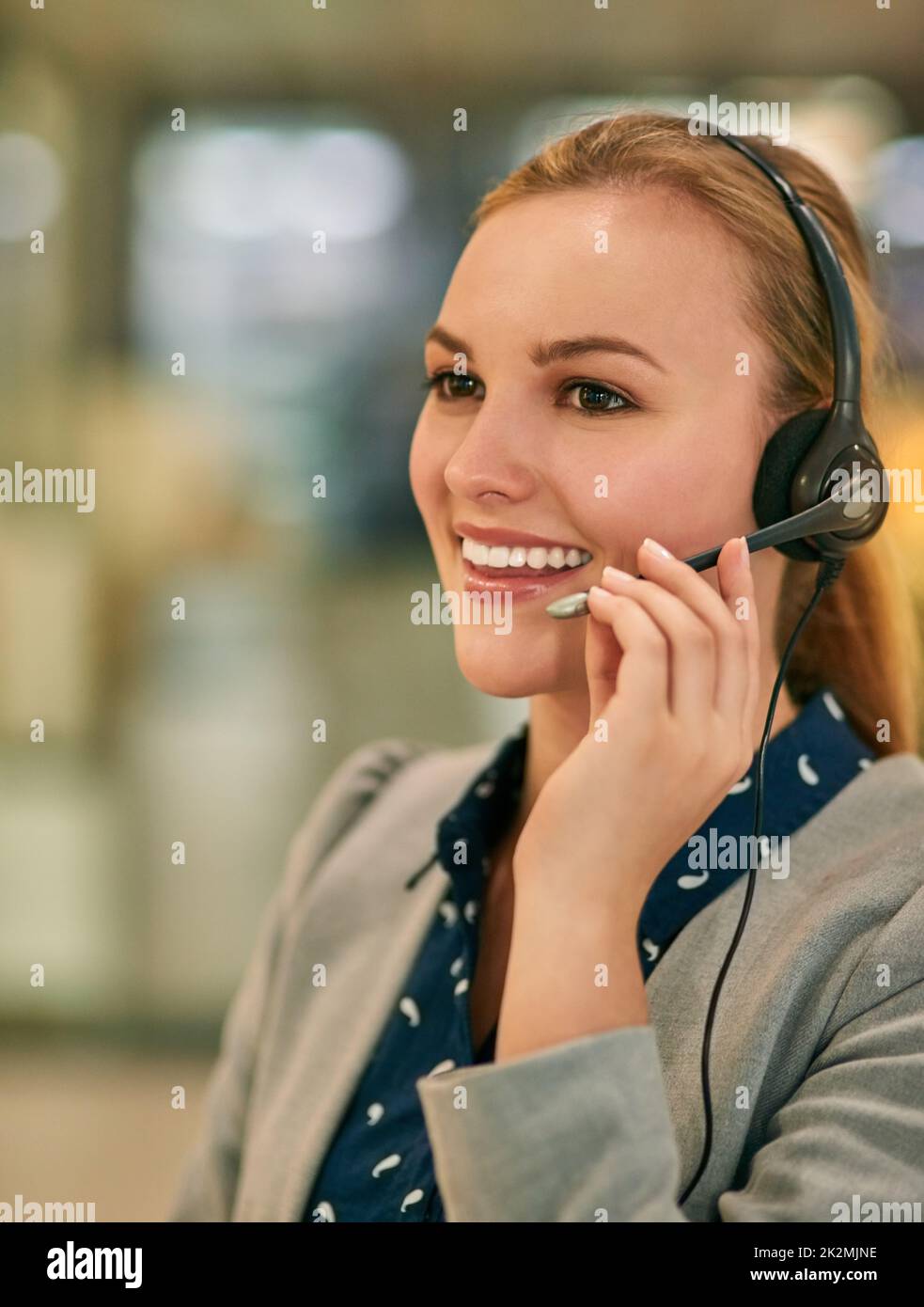 Headset woman office hi-res stock photography and images - Alamy