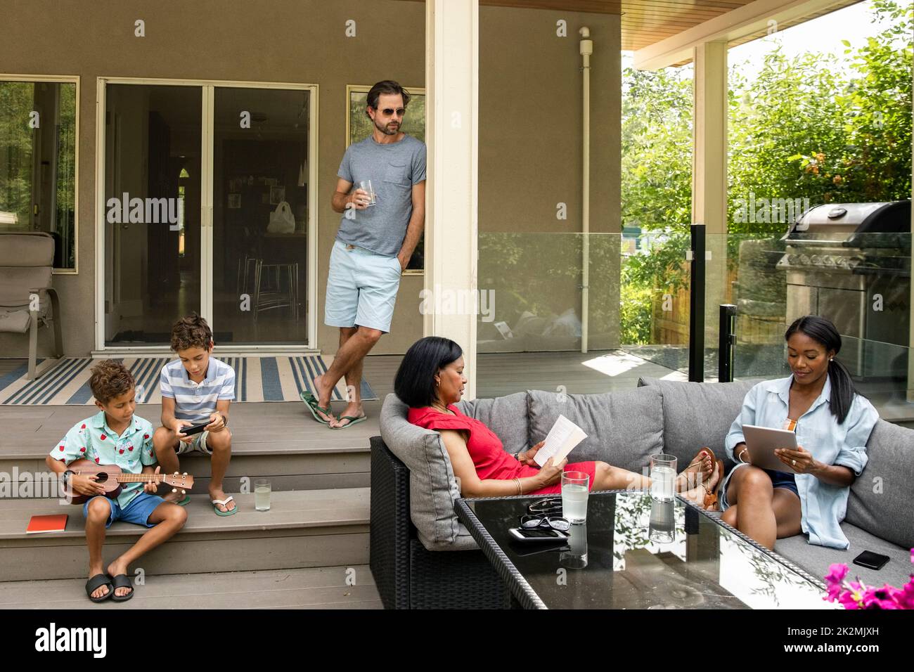 Family terrace hi-res stock photography and images - Alamy
