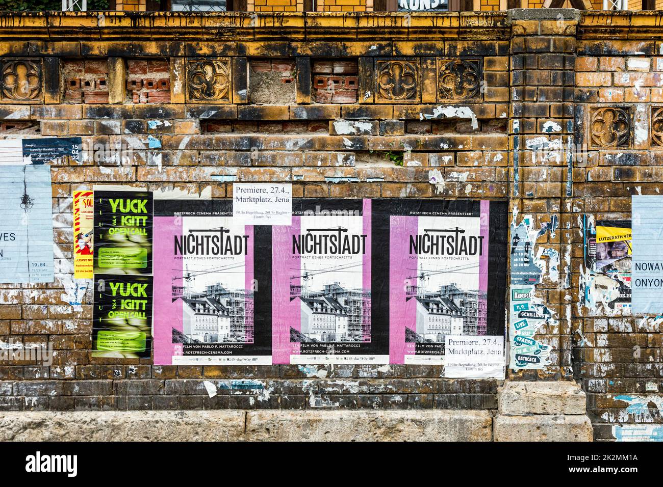 Advertising on brick wall hi-res stock photography and images - Alamy