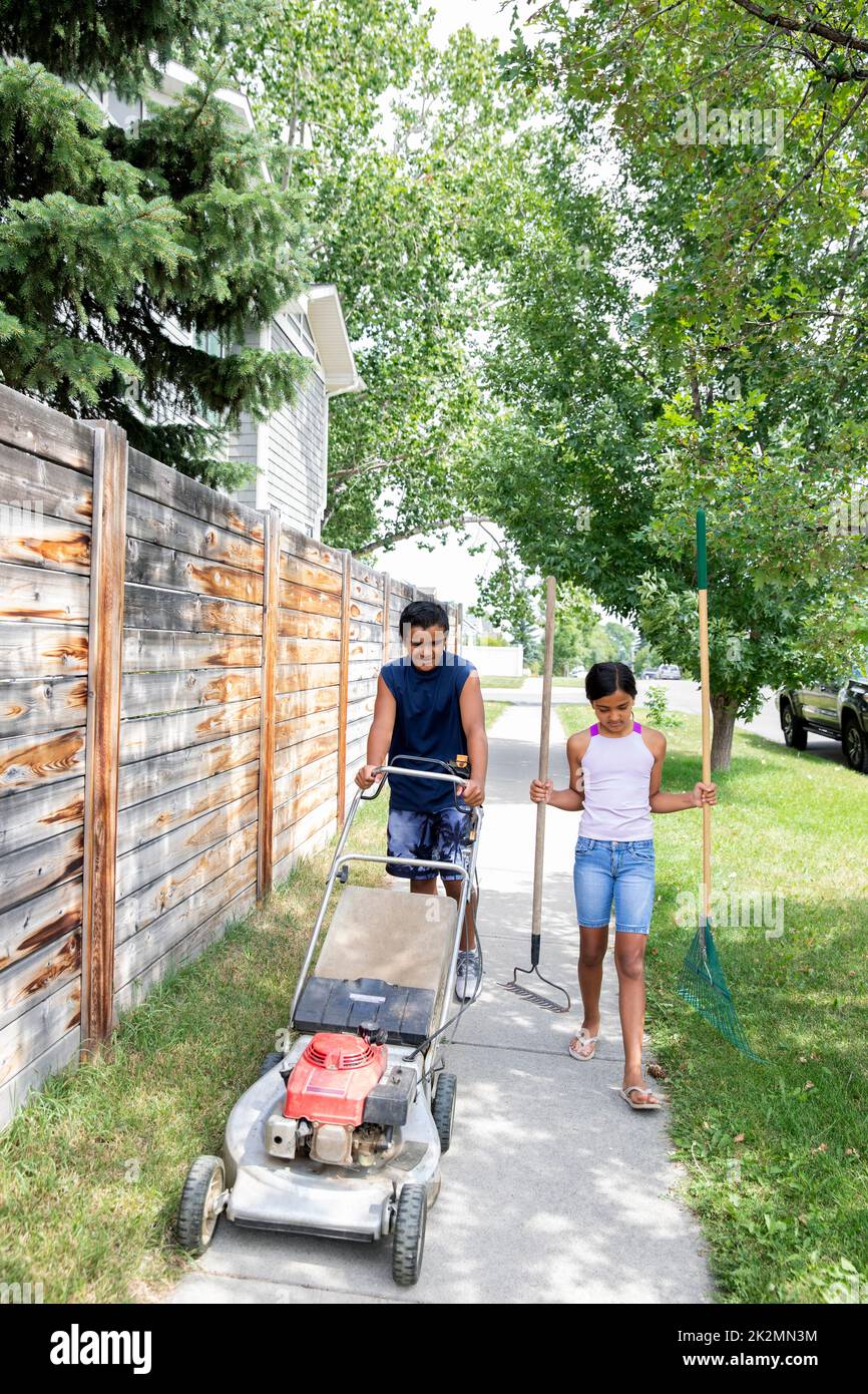 Family neighborhood walk hi-res stock photography and images - Alamy
