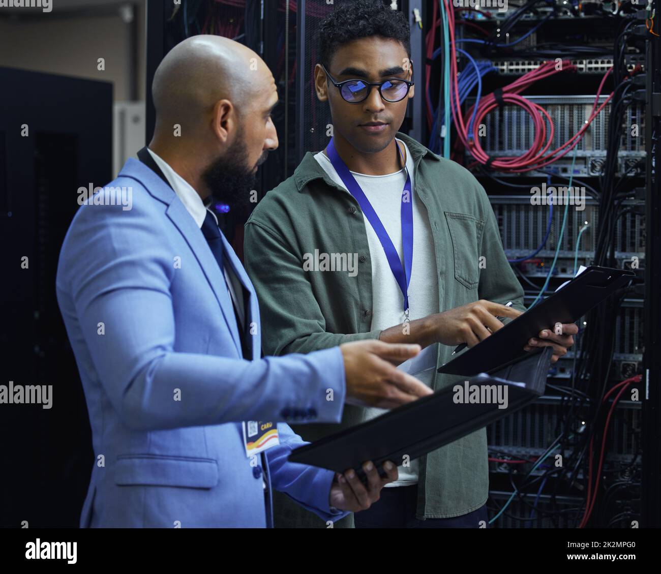 Server report hi-res stock photography and images - Alamy