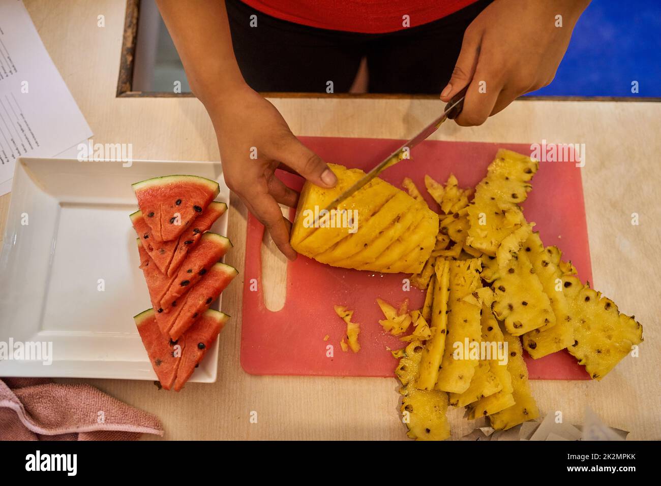 Cutting exotic fruit hands hi-res stock photography and images - Alamy