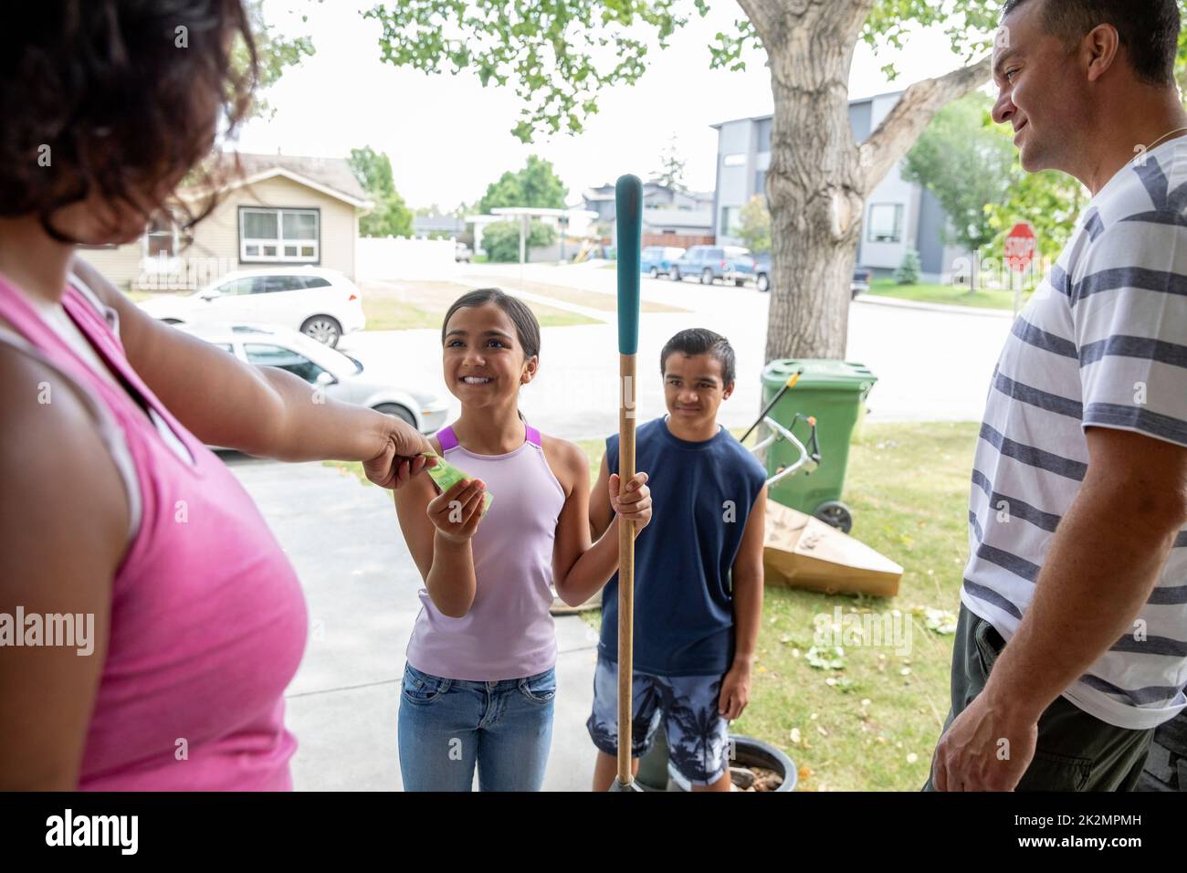 Parents give money to children hi-res stock photography and images - Alamy