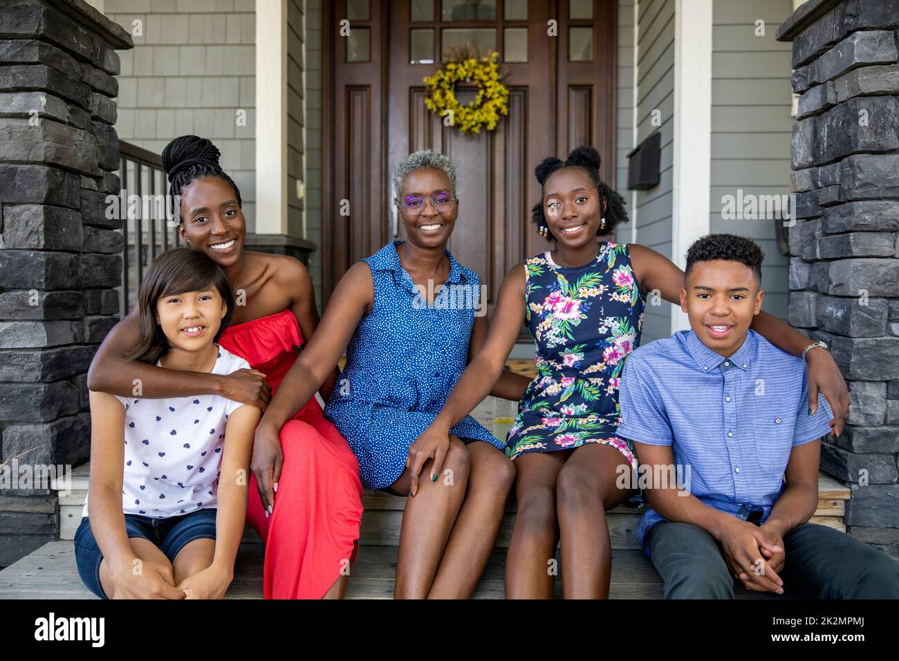 Family on front porch candid hi-res stock photography and images - Alamy