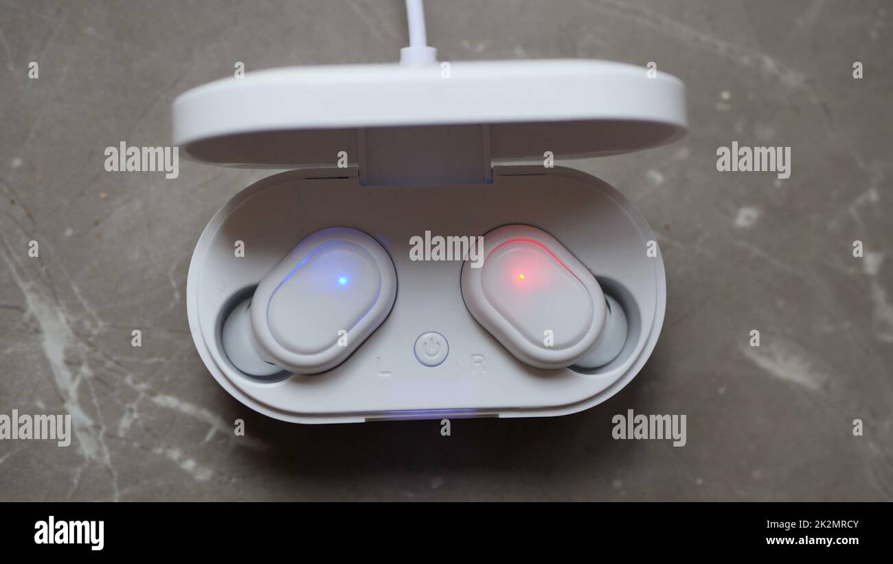 White wireless charging hi-res stock photography and images - Alamy