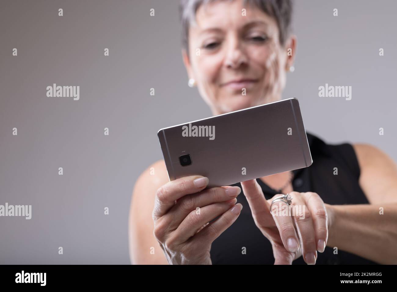 Seniors mobile phone hi-res stock photography and images - Alamy