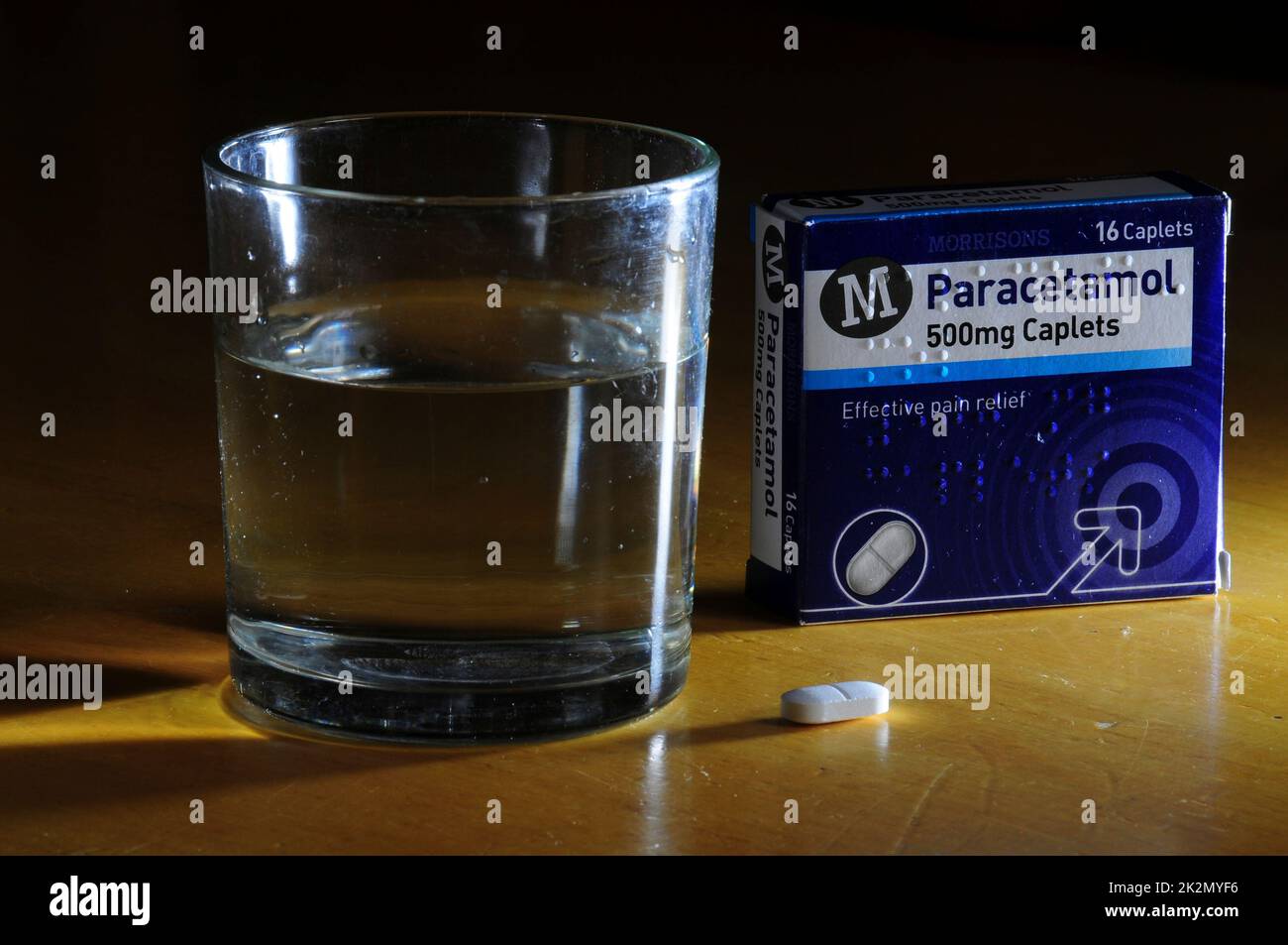 Paracetamol caplet with glass of water Stock Photo - Alamy