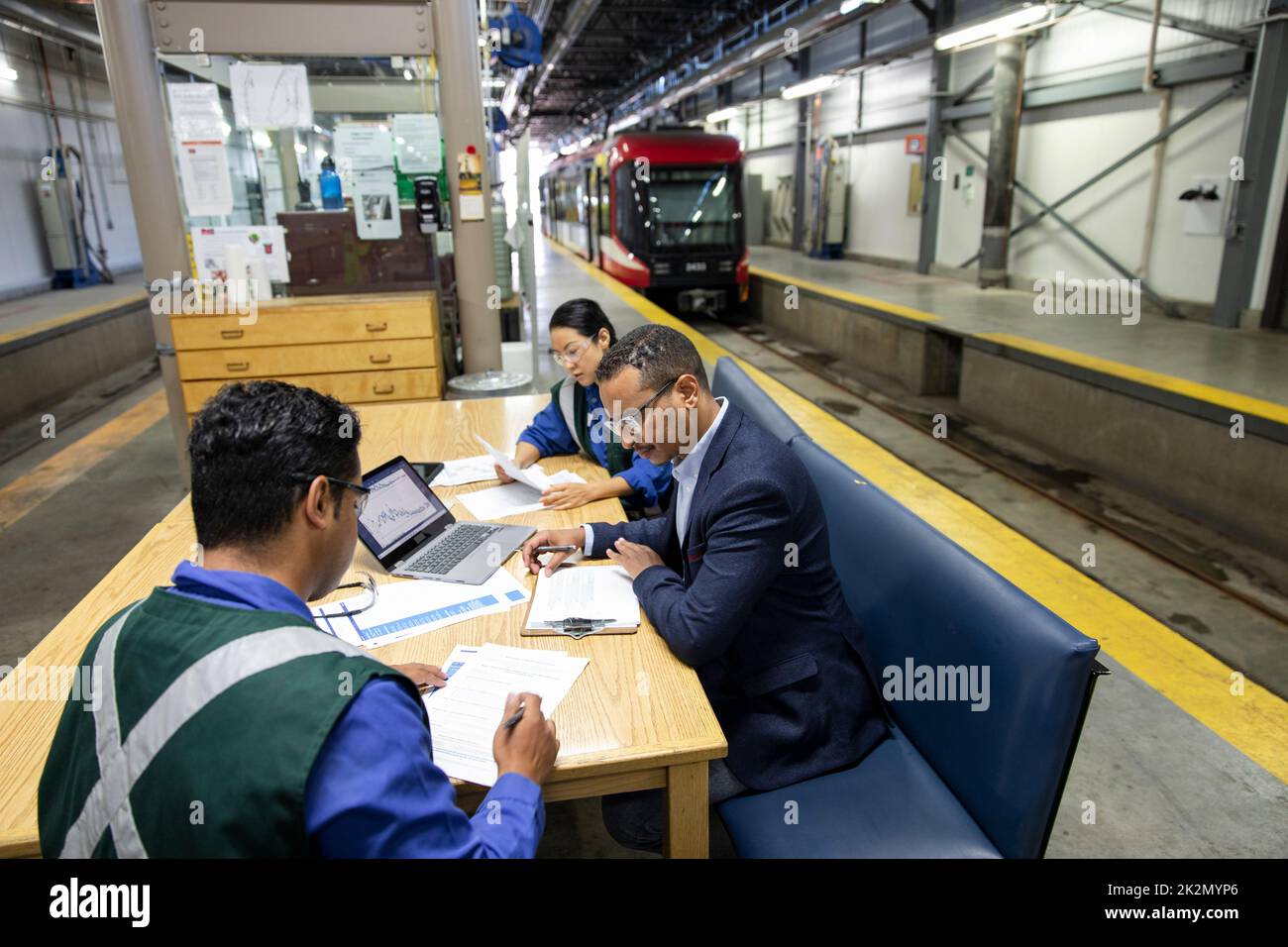 Group maintenance workers hi-res stock photography and images - Alamy