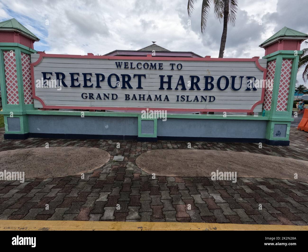 FREEPORT, GRAND BAHAMA ISLAND - APRIL 29, 2022: A sign welcomes ...