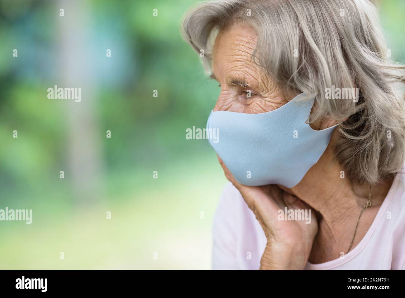 Elderly woman wearing a protective face mask against viruses Stock ...