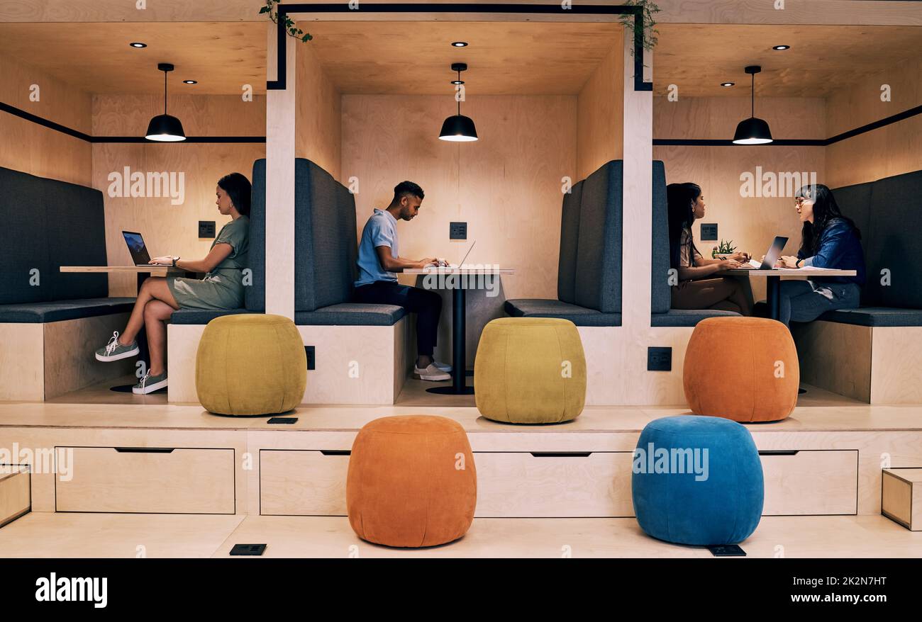 Office cubicles people hi-res stock photography and images - Alamy