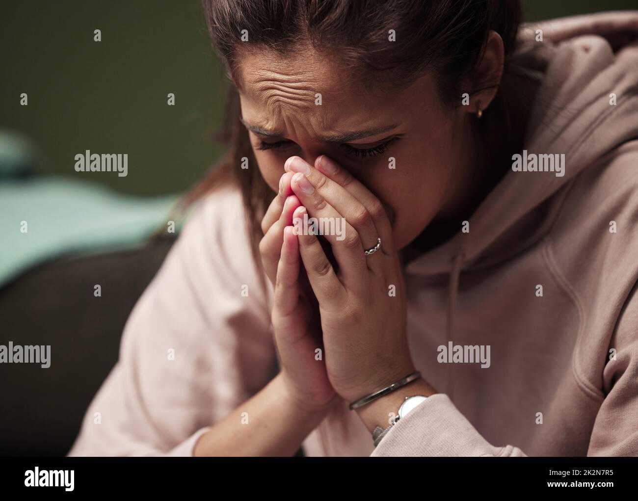 Hands covering face crying woman hi-res stock photography and images ...
