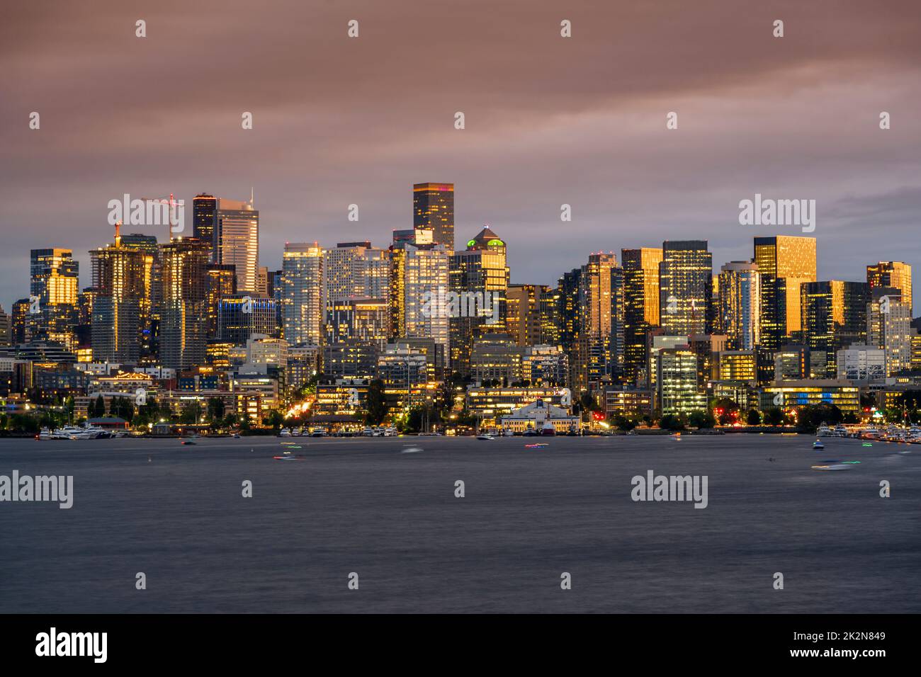 Scenic sunset view of Lake Union and downtown's skyline, Seattle ...