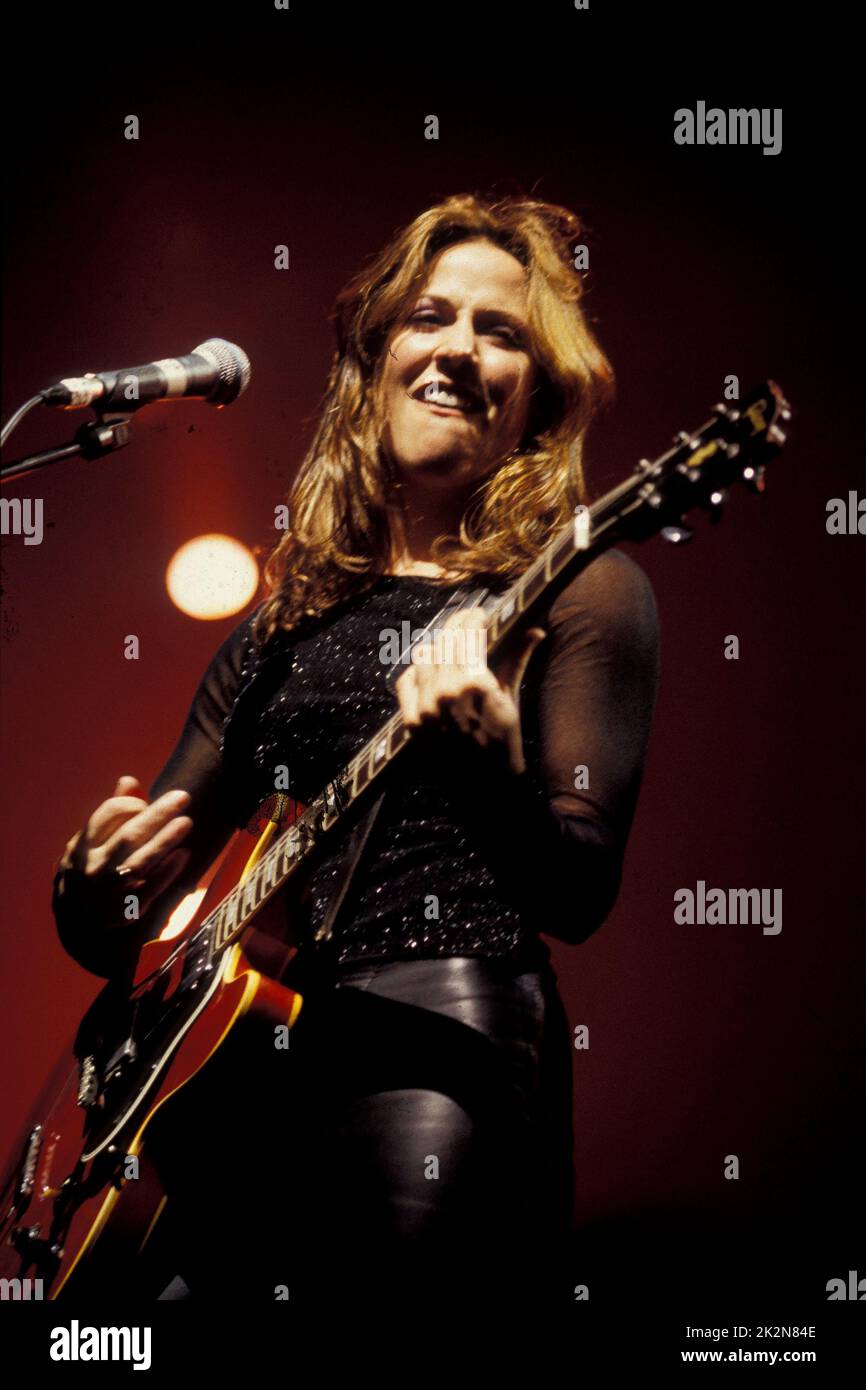 Sheryl crow guitar hi-res stock photography and images - Alamy