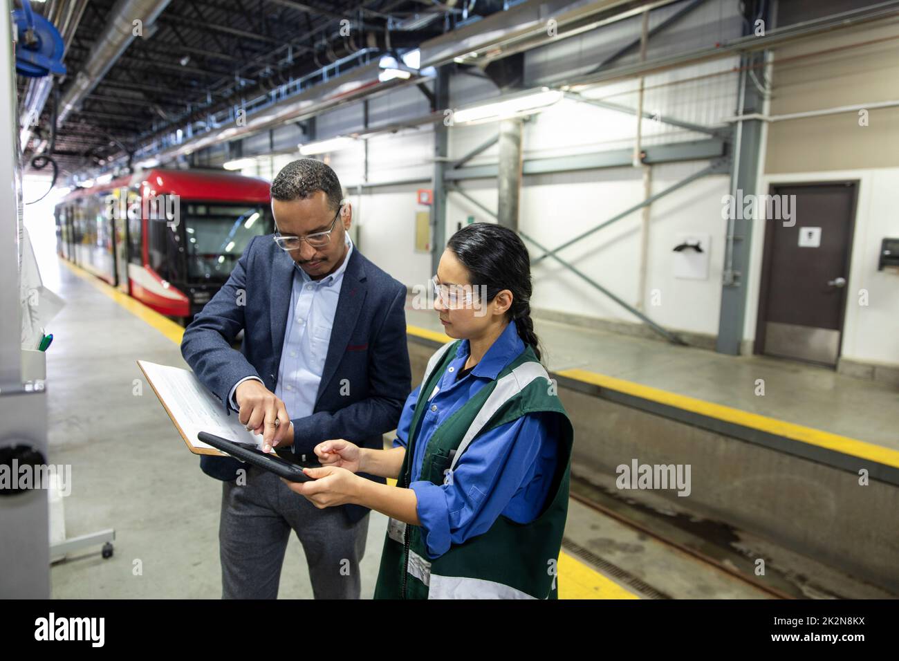 Supervisor worker hi-res stock photography and images - Alamy