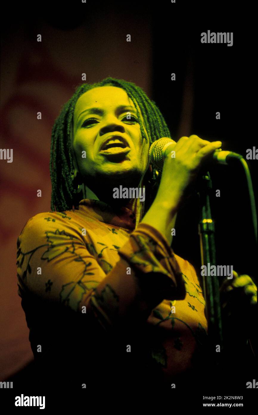 21 february 1998 hi-res stock photography and images - Alamy
