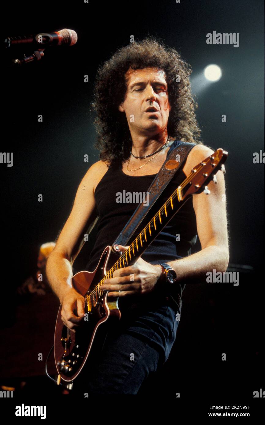 BRYAN MAY of THE QUEEN 25 October 1998; Credit: Mel Longhurst ...
