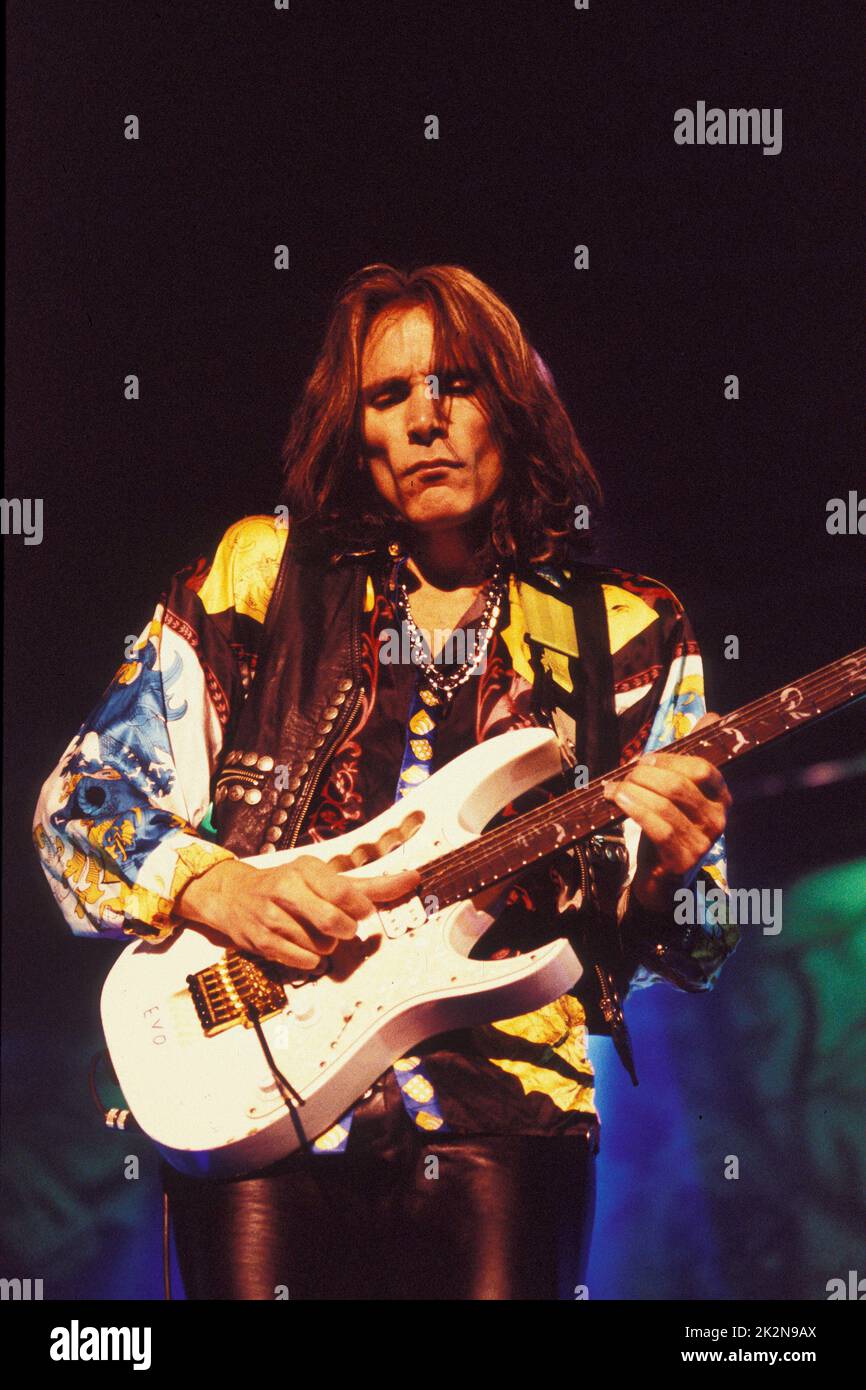 STEVE VAI London 2000; Credit: Mel Longhurst / Performing Arts Images ...