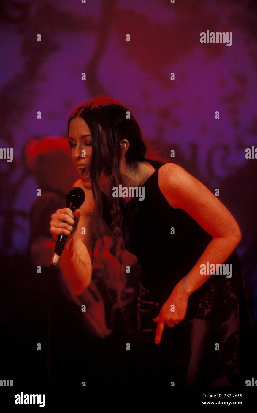 Alanis morrisette singing hi-res stock photography and images - Alamy