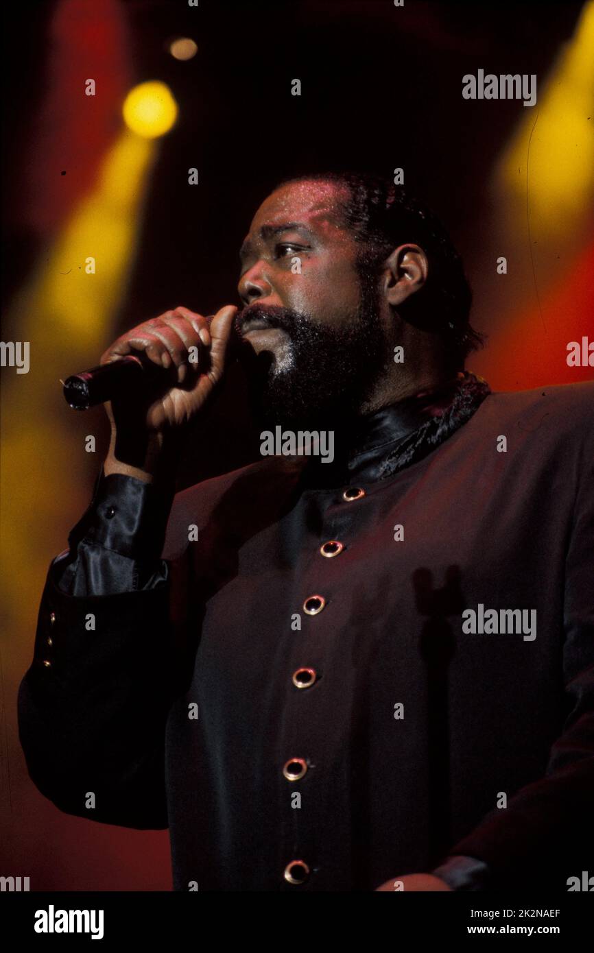Barry white singing hi-res stock photography and images - Alamy