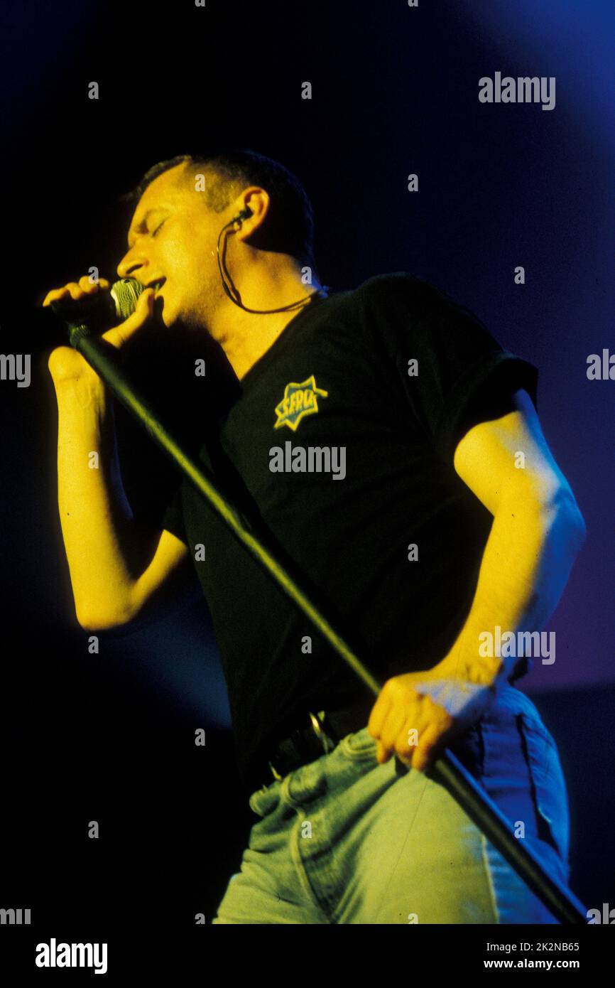 THUNDER Danny Bowes - lead vocals The Shepherd's Bush Empire, London 3 ...