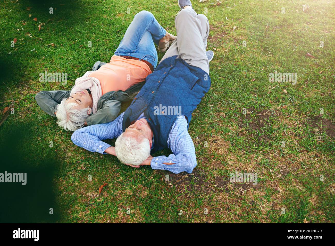 Woman lying down looking up hi-res stock photography and images - Alamy