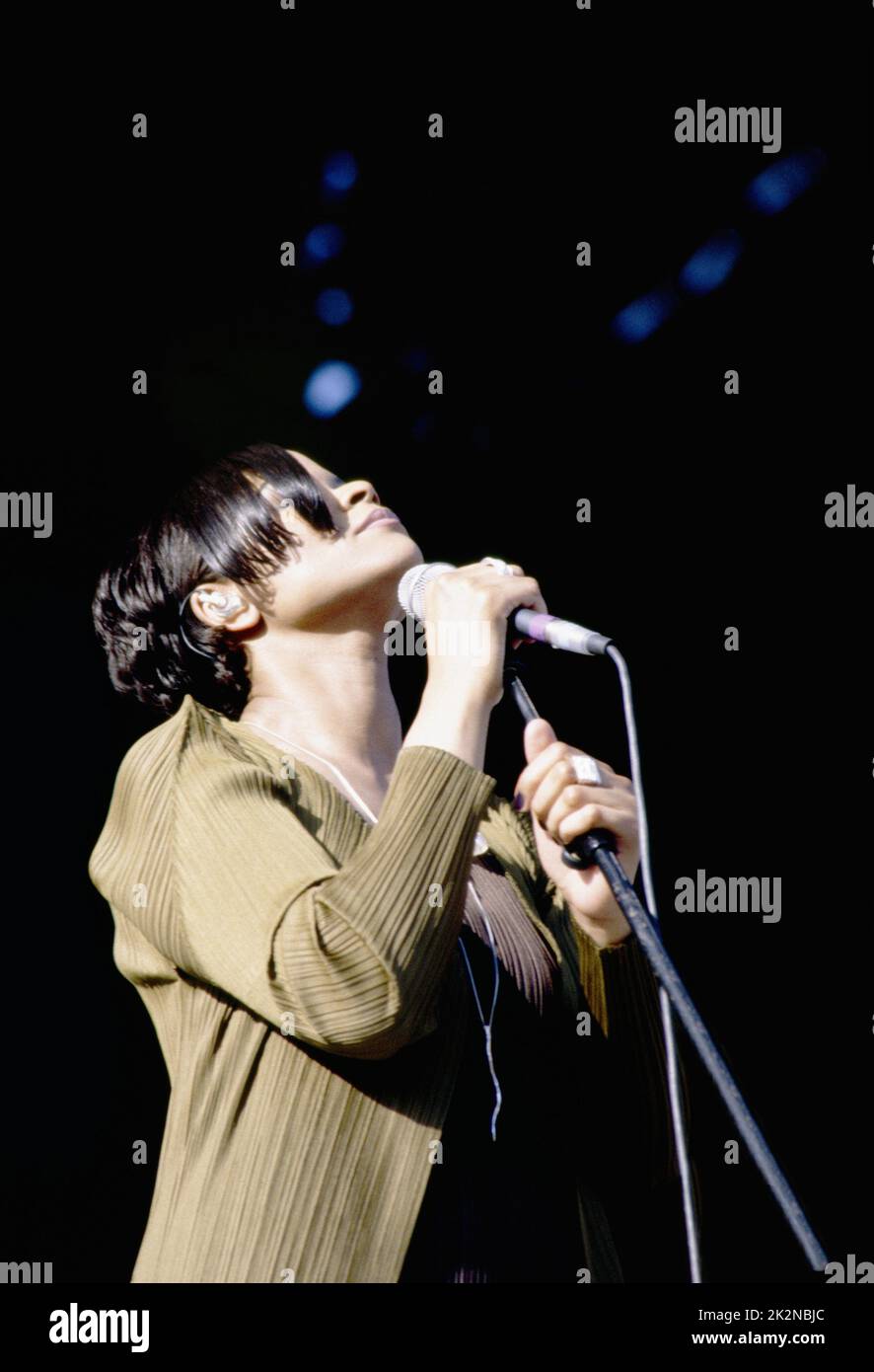 Gabrielle singer 90s hi-res stock photography and images - Alamy