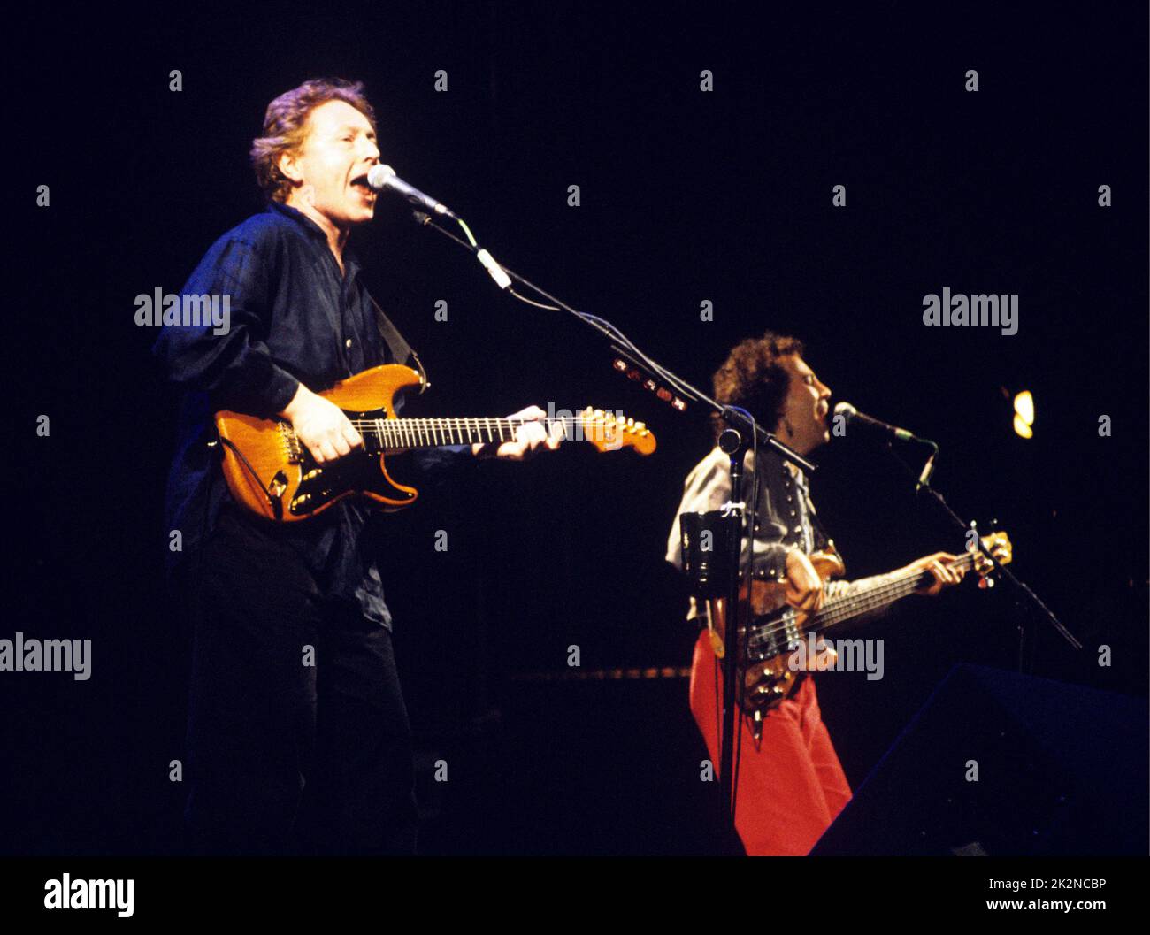 1990s singer performing hi-res stock photography and images - Alamy