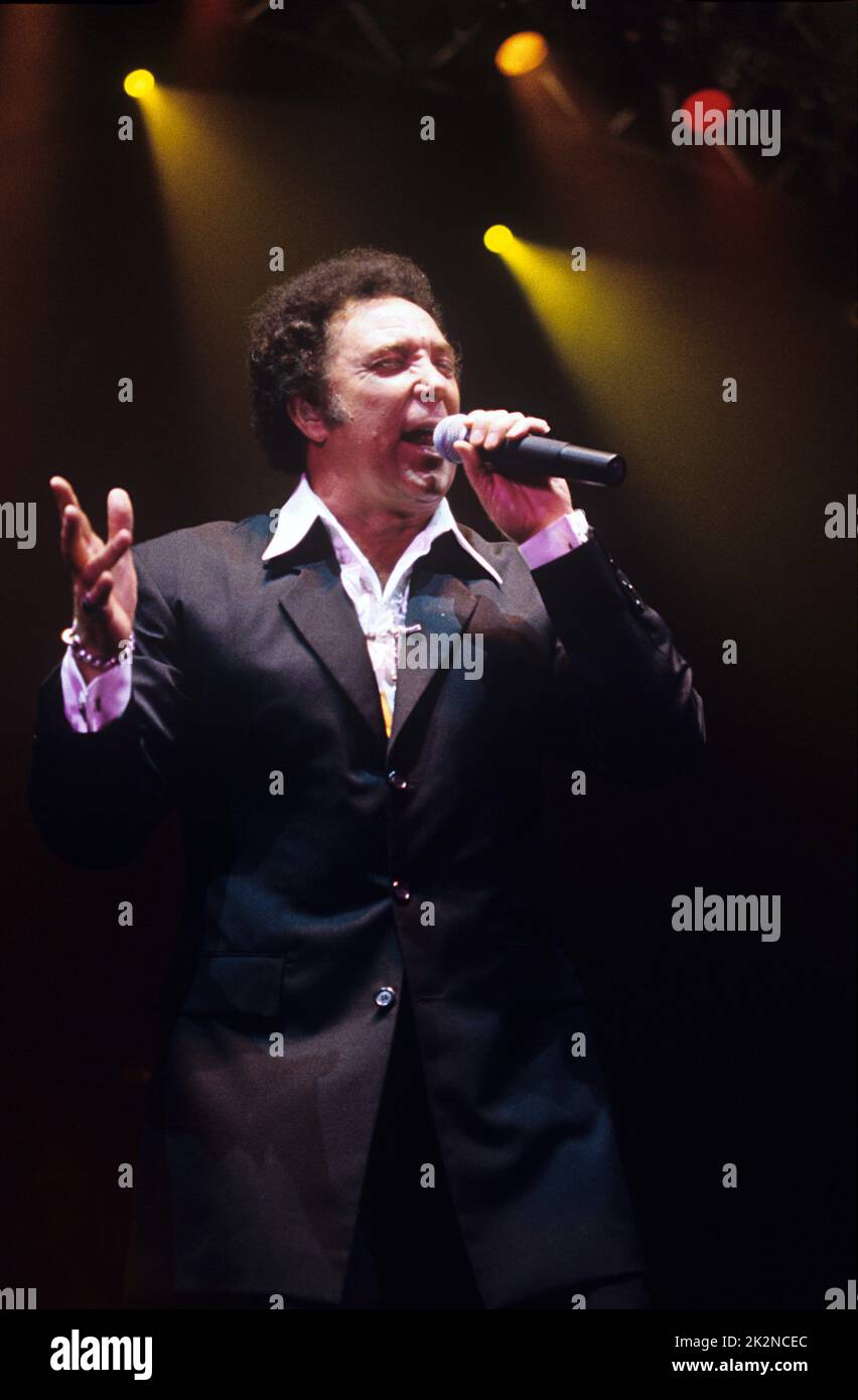 Tom jones uk singer hi-res stock photography and images - Alamy